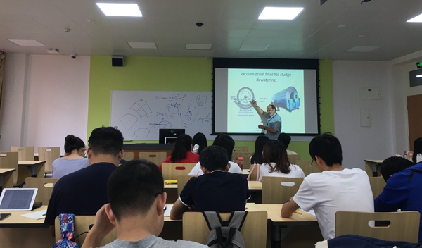 化工学院高端外籍教授、维也纳技术大学 Wilhelm Höflinger与学子们共同探讨粒子技术-四川大学新闻网